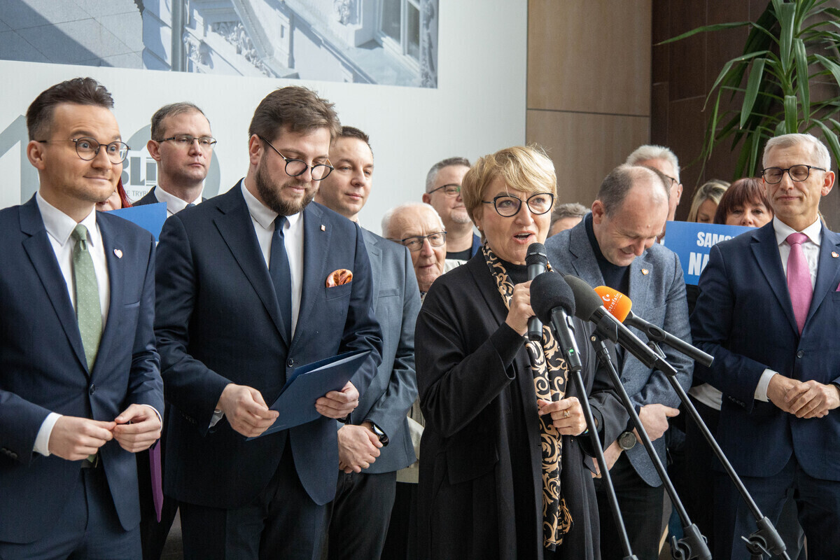 Przeczytaj, jak konferencja prasowa w Piotrkowie Trybunalskim ramach kampanii "Samorządy naprzód ...