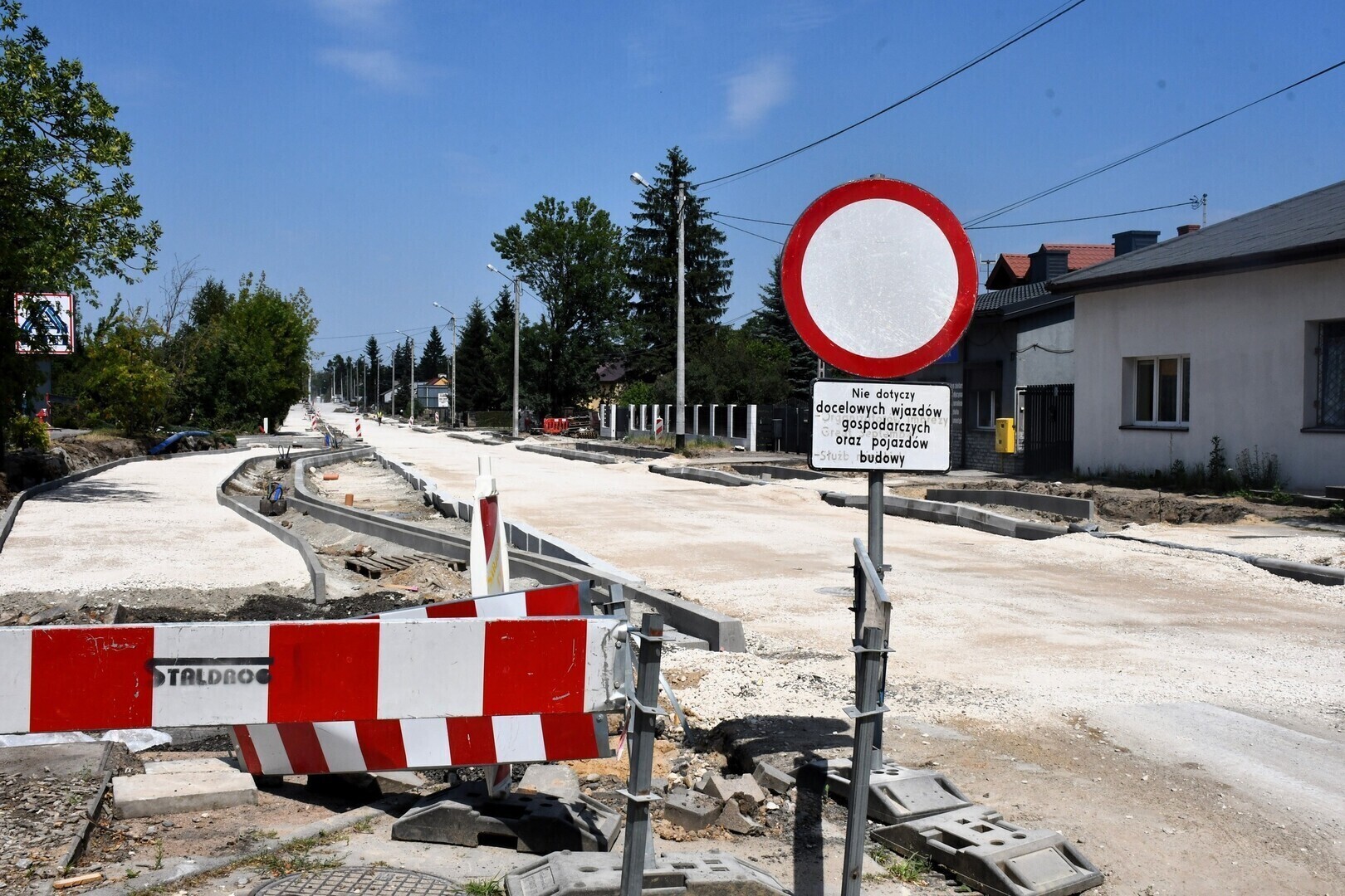 Po weekendzie będą lać asfalt na Rakowskiej i Wolborskiej. Kolejne utrudnienia w ruchu ...