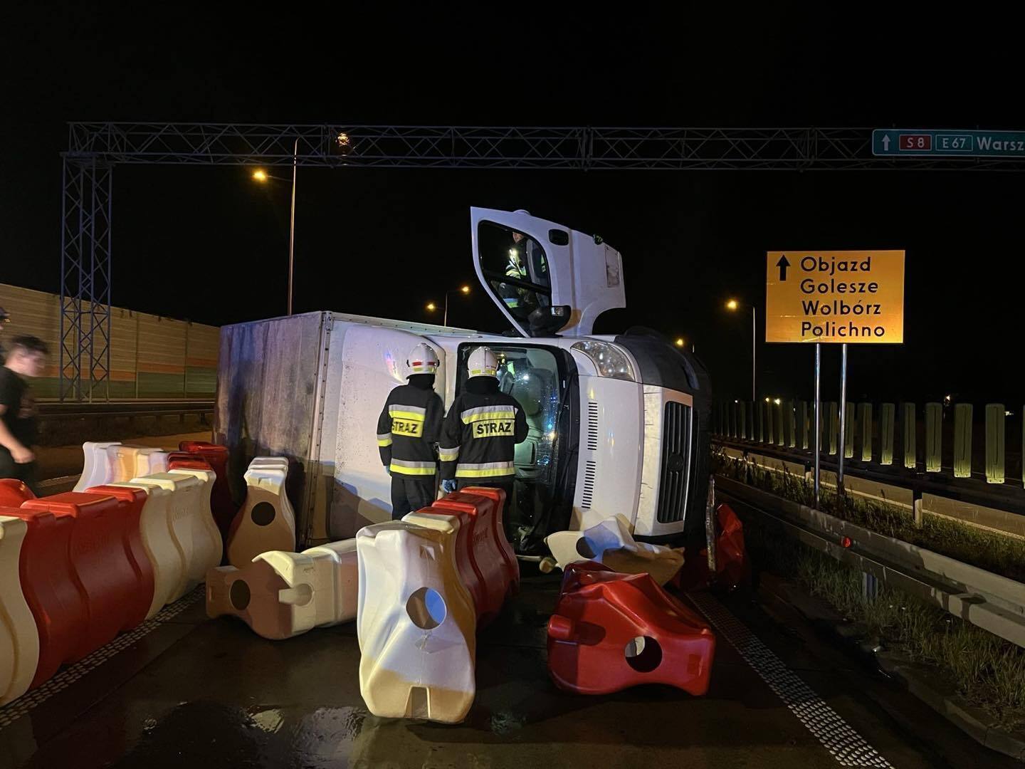 Bus przewrócił się na S8. Kierowca mógł zasnąć za kierownicą - ePiotrkow.pl